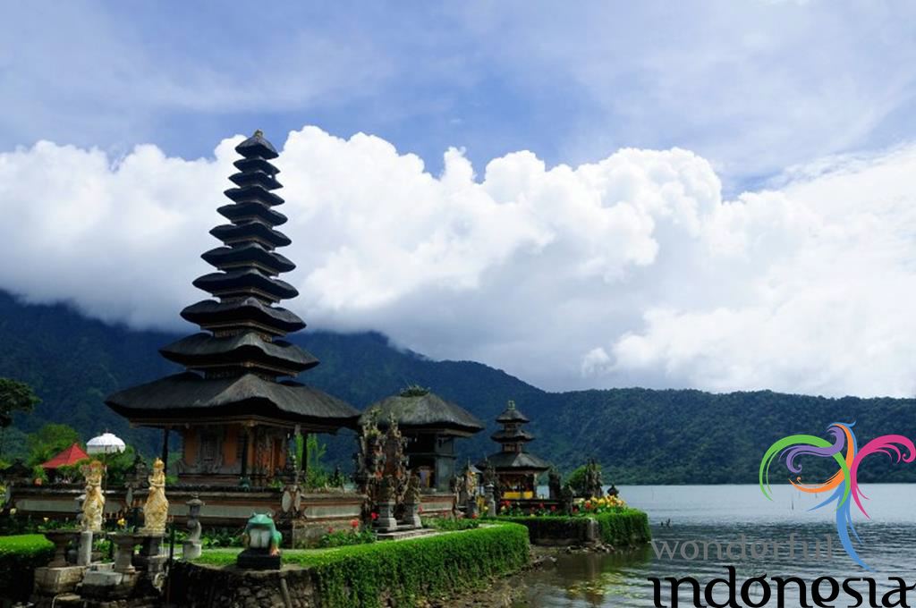 BALI INDONESIA Tourism - Photo Gallery - ulun danu bratan temple ...