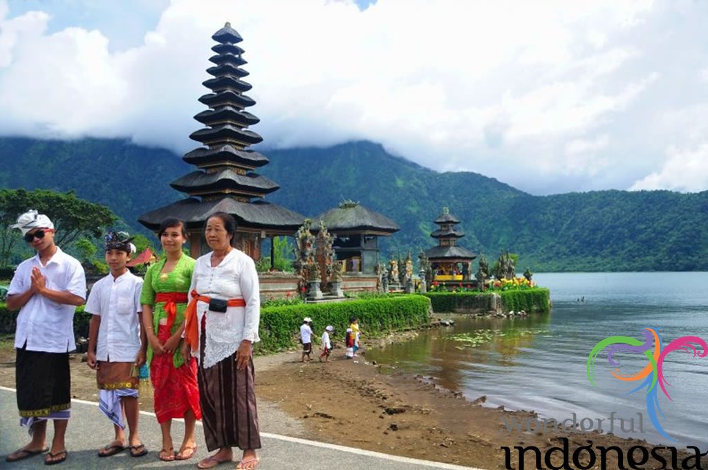 BALI INDONESIA Tourism - Photo Gallery - ulun danu bratan temple ...