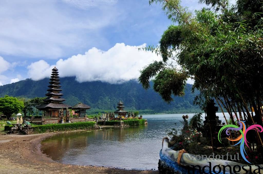BALI INDONESIA Tourism - Photo Gallery - ulun danu bratan temple ...