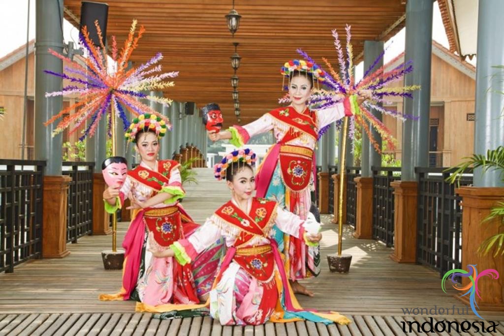 Regardez des photos de Jakarta tari topeng betawi 2