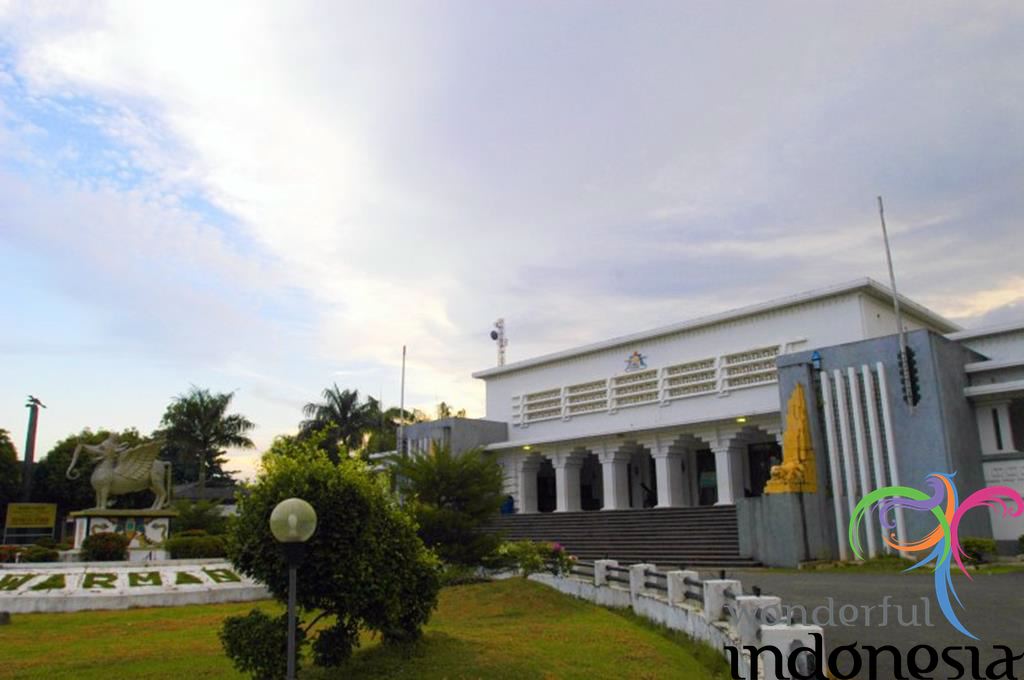 Regardez des photos de Kalimantan Est museum mulawarman east kalimantan.JPG