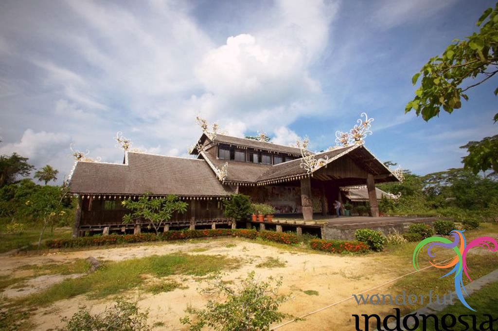 Regardez des photos de Kalimantan Est traditional house east kalimantan.JPG