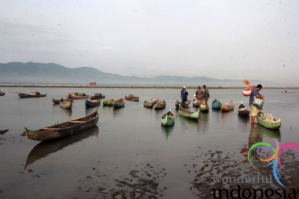 Gorontalo Tourism - Photo Gallery - limboto lake gorontalo 1