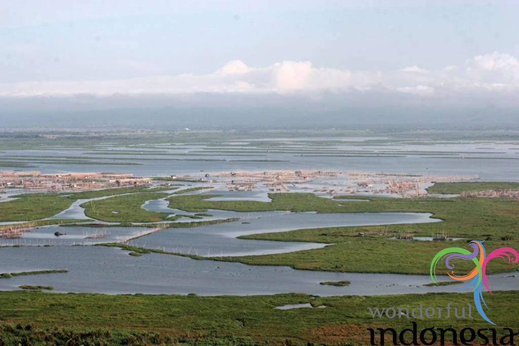 Gorontalo Tourism - Photo Gallery - limboto lake gorontalo 3.JPG