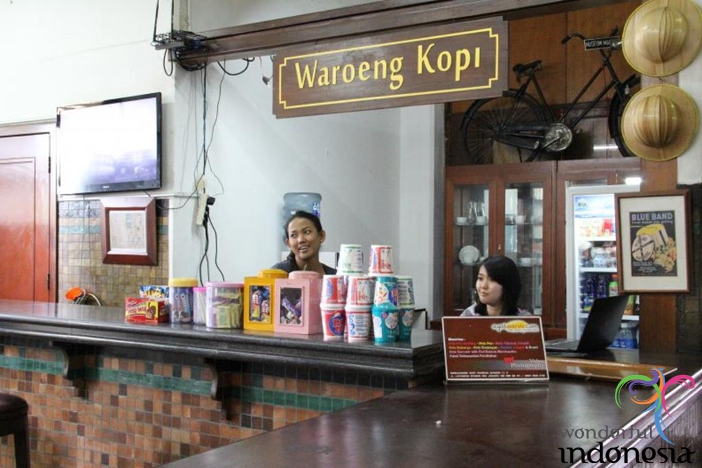 Jakarta Tourism - Photo Gallery museum mandiri jakarta 4