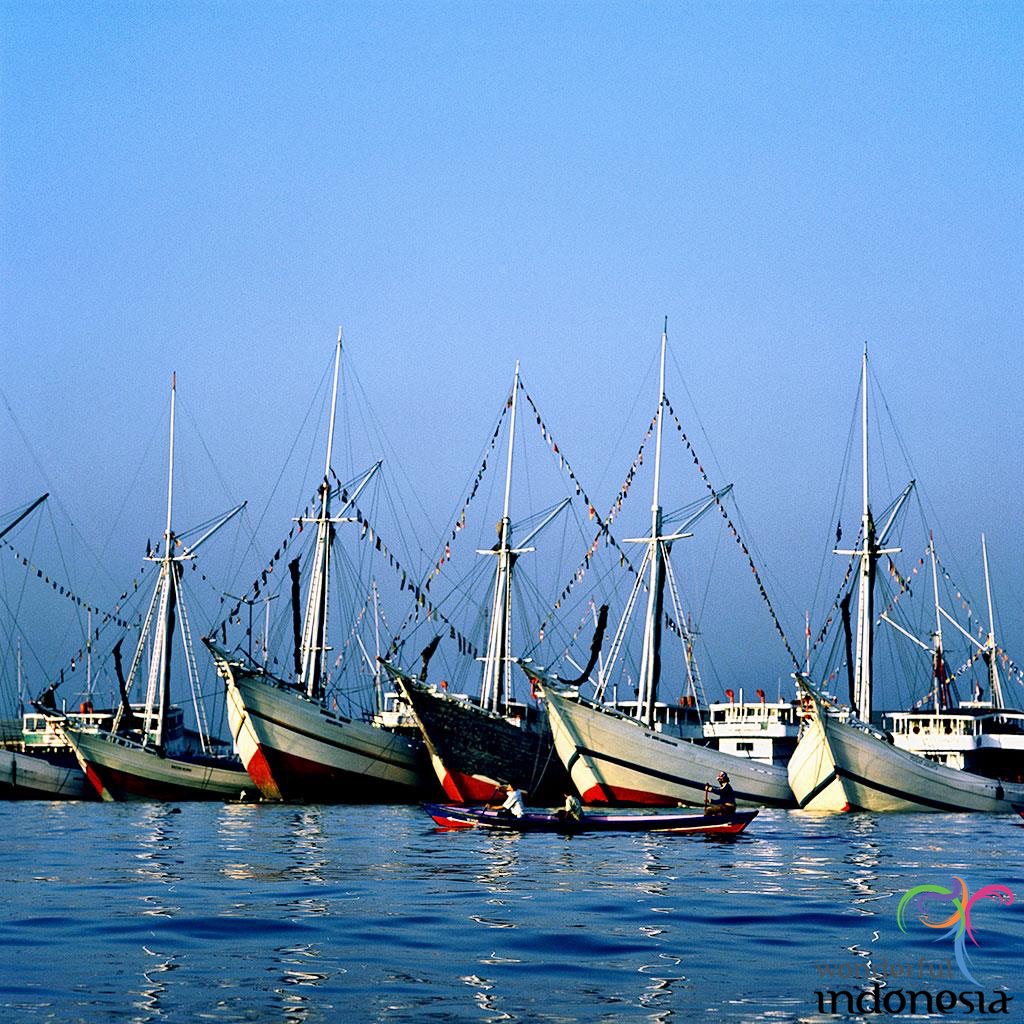 Jakarta Tourism - Photo Gallery phinisi boats at sunda kelapa port jakarta