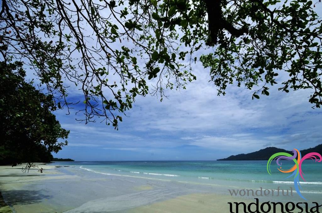 Moluccas - Maluku Tourism - Photo Gallery - natsepa beach masohi seram ...