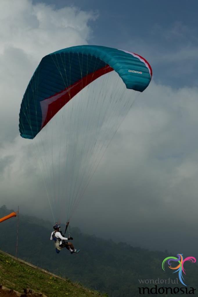 West Java Tourism - Photo Gallery - paragliding puncak bogor west java 2