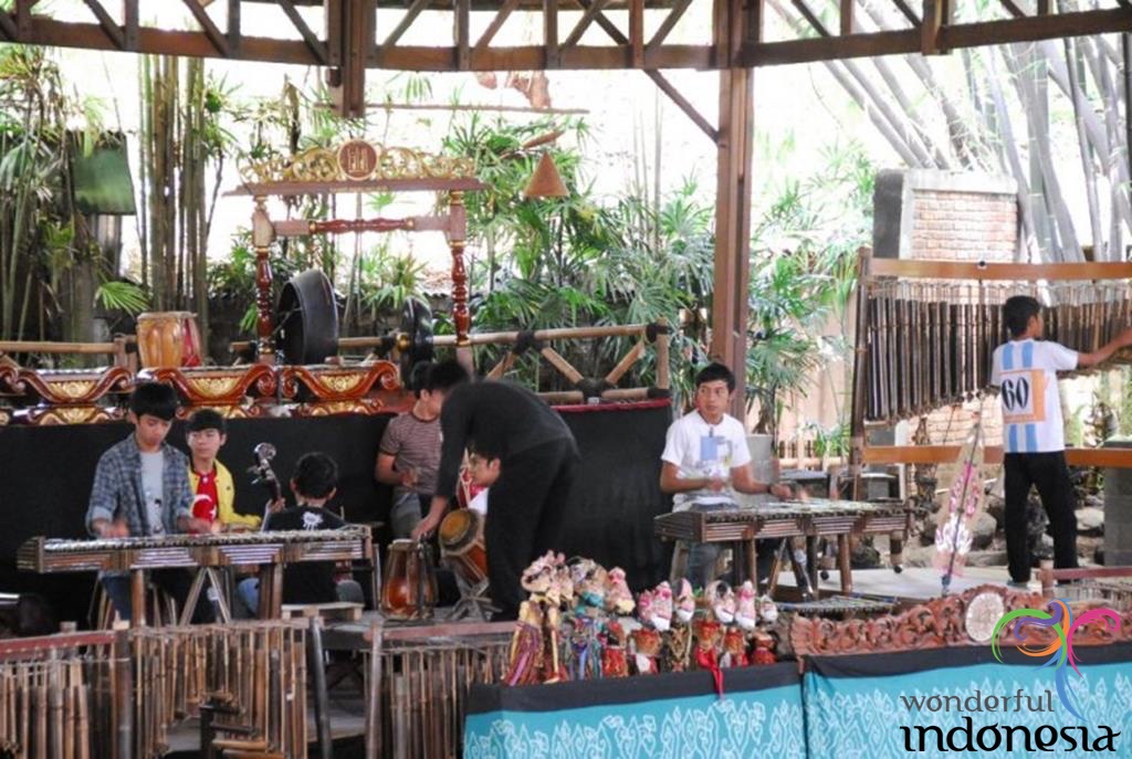 West Java Tourism - Photo Gallery - saung angklung udjo bandung west java 4