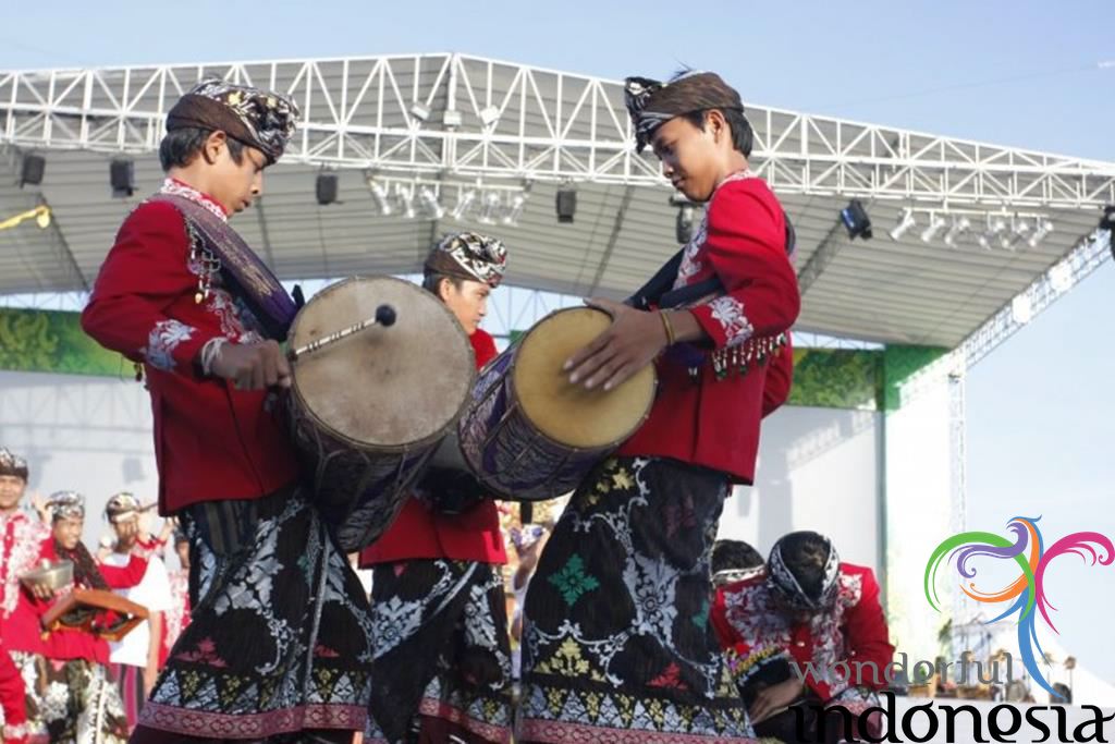 West Nusa Tenggara Tourism - Photo Gallery - gendang beleq music sasak ...