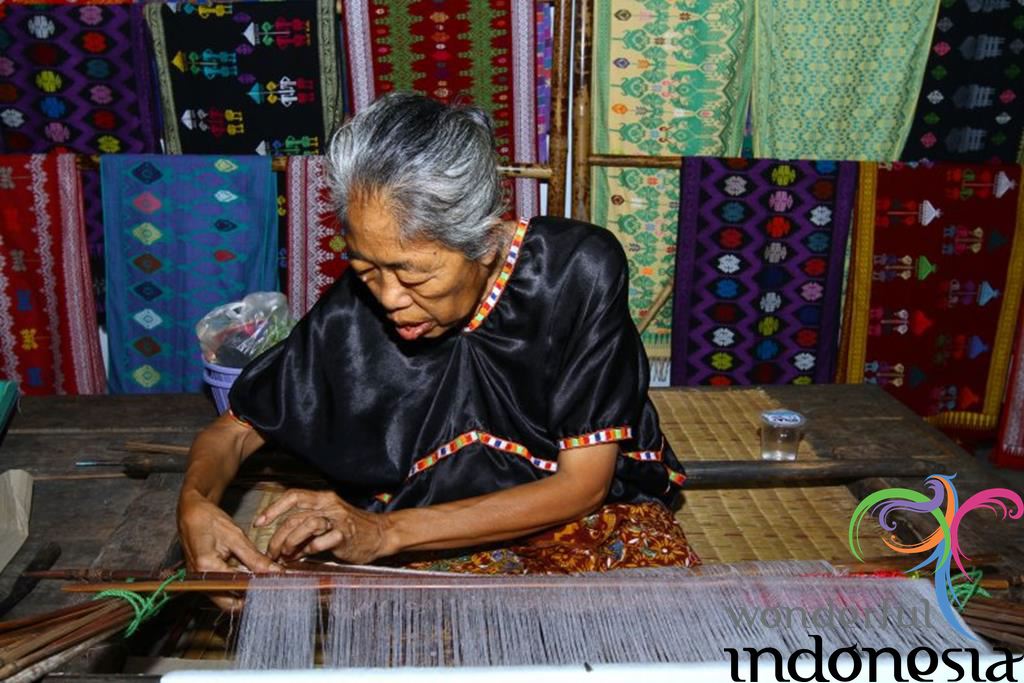 West Nusa Tenggara Tourism - Photo Gallery - handicraft weaving lombok 1