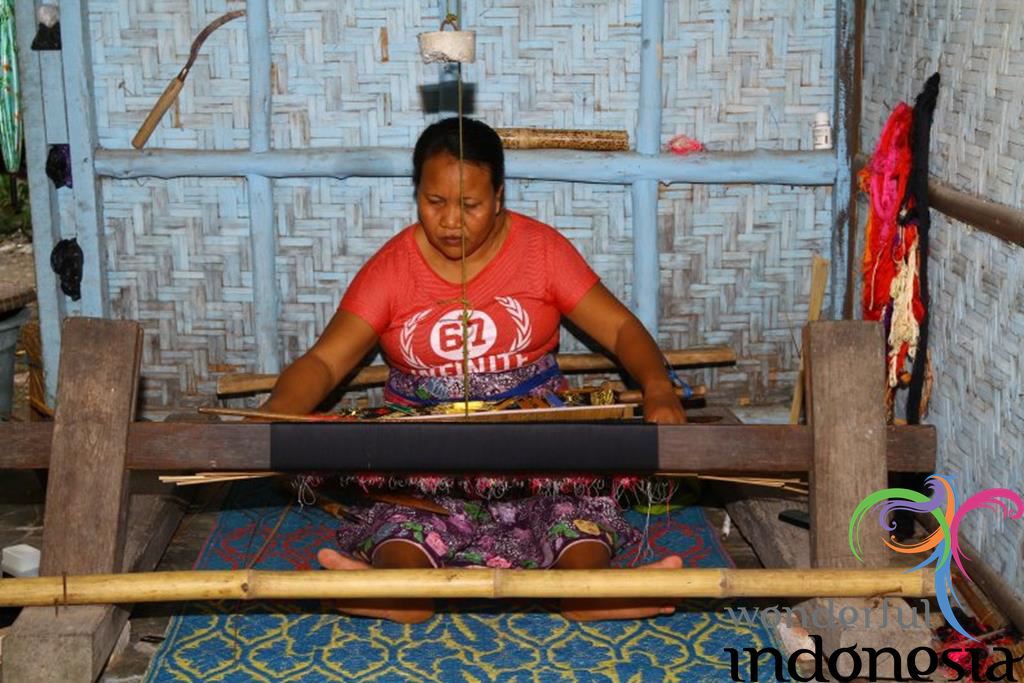 West Nusa Tenggara Tourism - Photo Gallery - handicraft weaving lombok 3