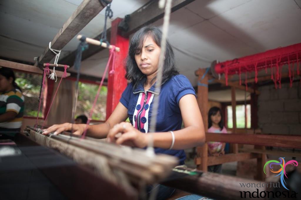 West Sumatra Tourism - Photo Gallery - tenun songket silungkang west ...
