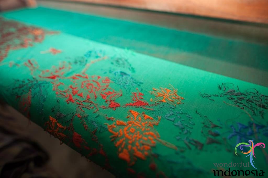 West Sumatra Tourism - Photo Gallery - tenun songket silungkang west ...